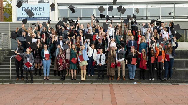 Absolventen feieren ihre Abschlüsse - Bethel